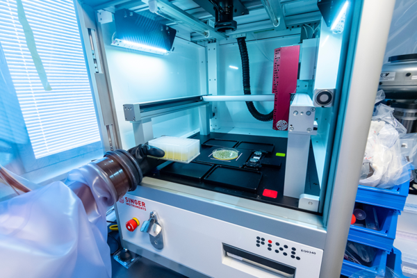 Automated colony picking - PIXL Dark